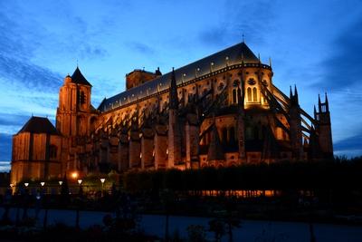 Parcourez le centre-ville de Bourges - Wivisites